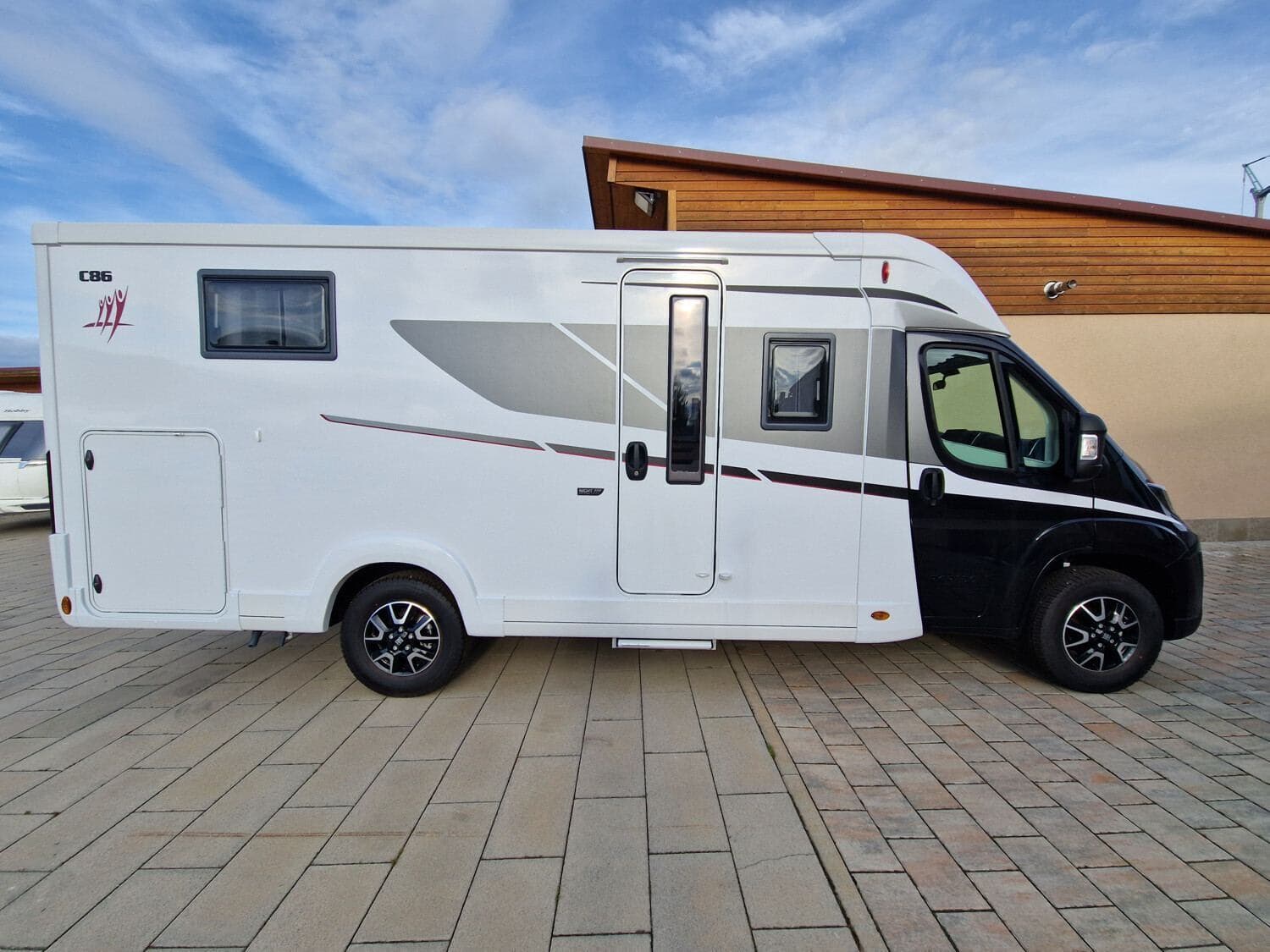 Kaufe Rapido Wohnmobile: Komfort trifft französische Eleganz 🚐